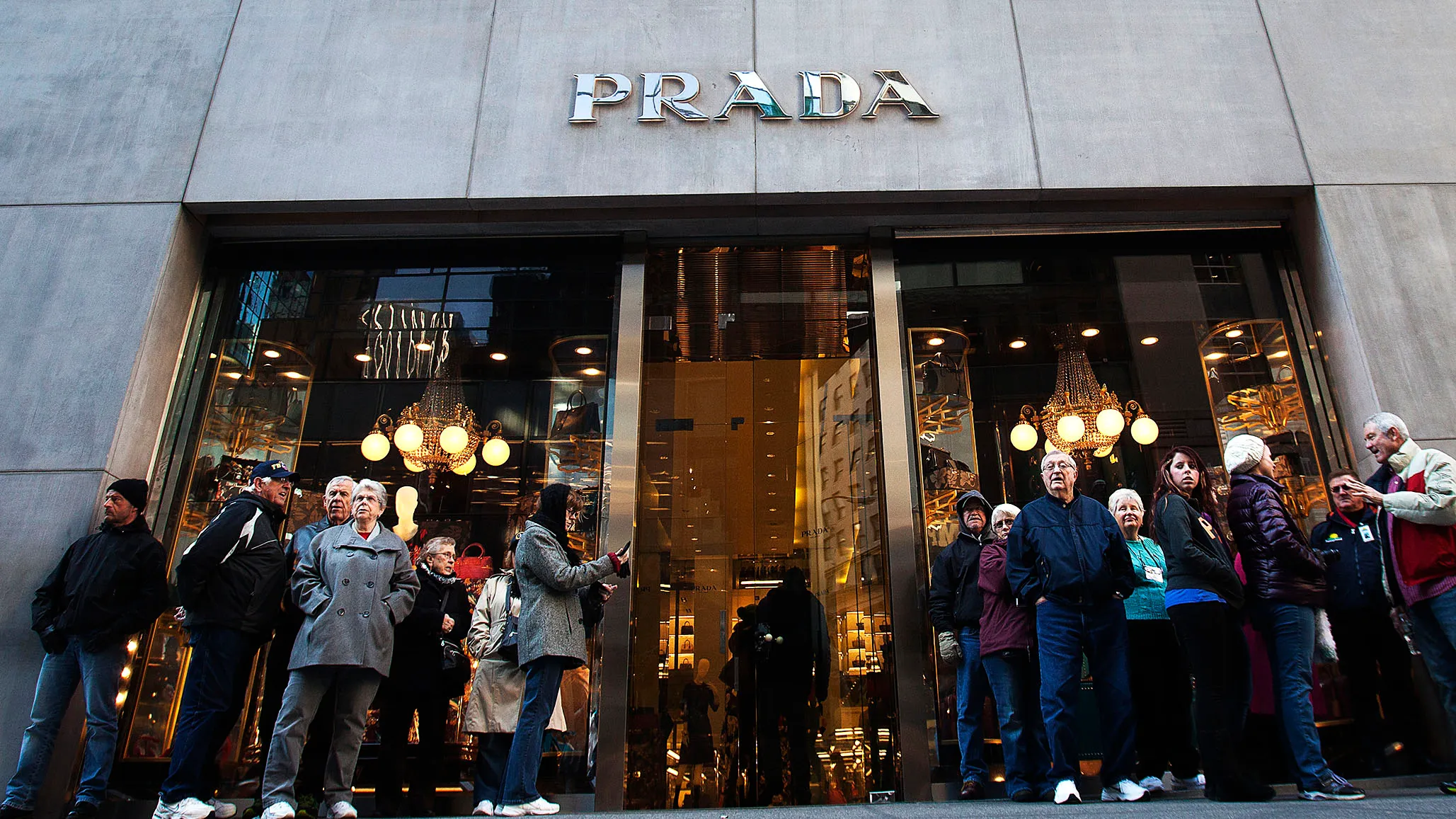 Η Versace στο στόχαστρο της Prada: Ενα deal που θα αλλάξει τον χάρτη ...