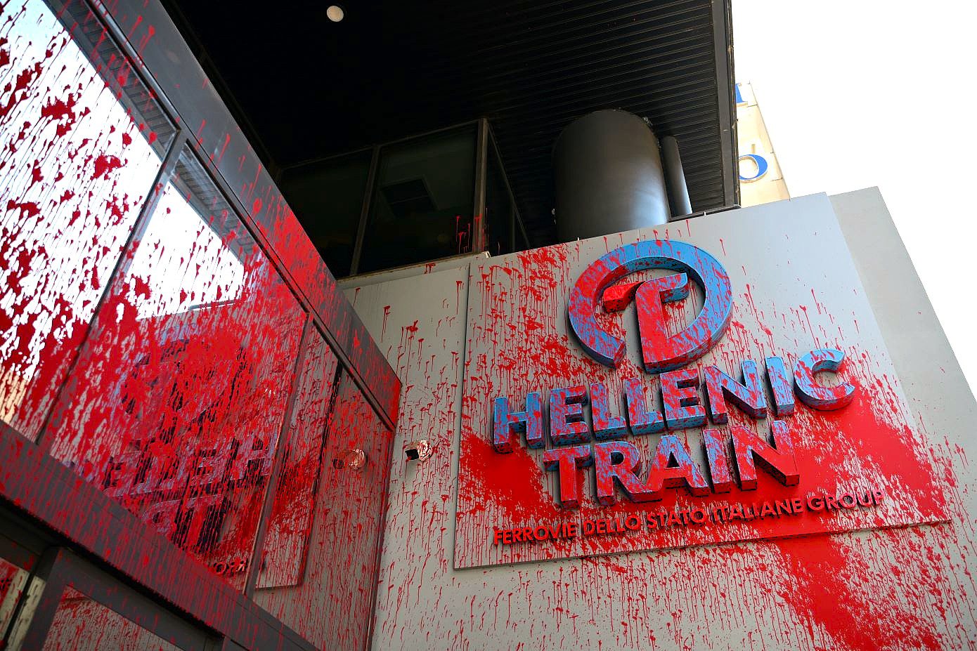 Έσπασαν τζάμια και πέταξαν μπογιές στα γραφεία της Hellenic Train - Financial Report