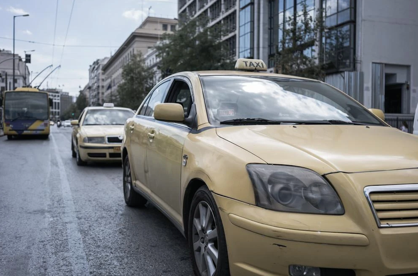 ΥΠΟΜΕ: Δεκτή η μεμβράνη χρωματισμού στα ΤΑΞΙ