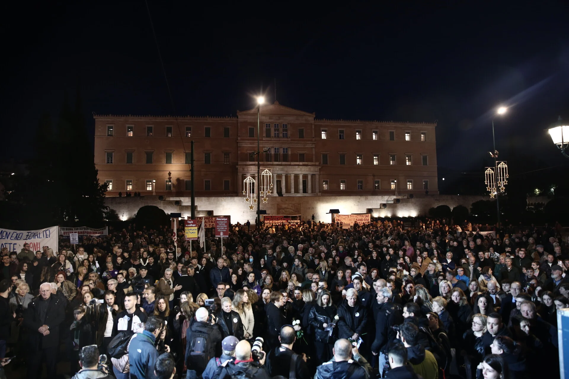«Καμία συγκάλυψη» - Νέες, μαζικές συγκεντρώσεις για τα Τέμπη - Πλήθος ...