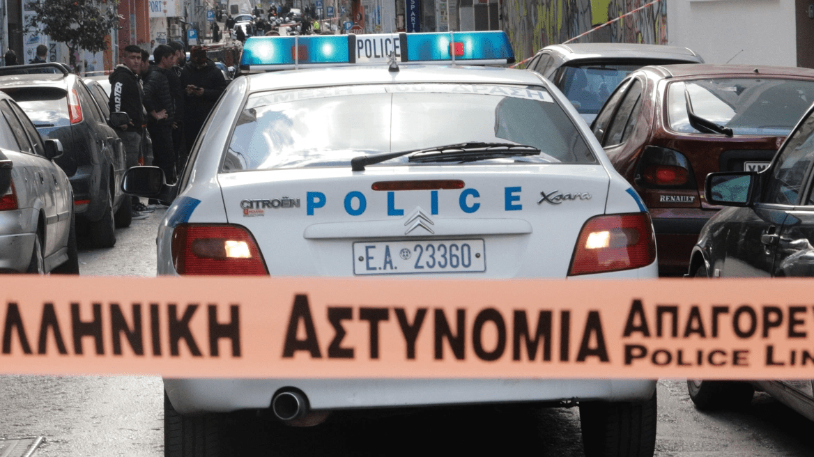 Γαλάτσι: Ανδρας ταμπουρώθηκε στο σπίτι του και απειλεί να αυτοκτονήσει ...